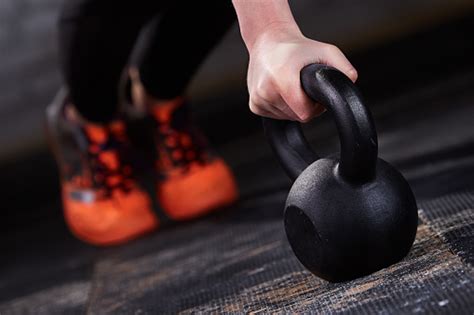 검은 레 깅 스와 Kettlebell와 팔 굽 혀 펴기 하면서 오렌지 Sneackers에서 젊은 여자의 근접 촬영 사진 근육에 대한 스톡 사진 및 기타 이미지 Istock