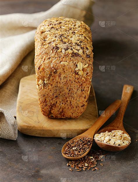 有亚麻籽和燕麦的黑麦全麦面包