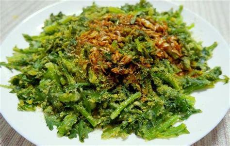 茼蒿新做法，不放油不加水，加两种面一抓，咸香脆嫩，可以当饭吃蒜泥面的水开