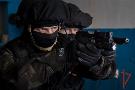 При содействии СОБР Росгвардии в Новосибирске задержаны подозреваемые в серии краж Росгвардия