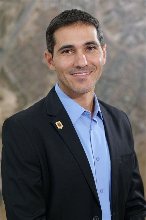 פוליטיקאים חסרי בושה ראש העיר רועי גבאי מנמק את החלטתו להטיל נטל גבייה בחניית כחול לבן על