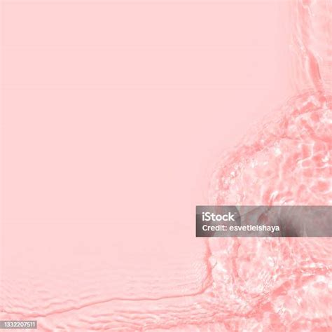 세럼 텍스처가 닫힙스입니다 라이트 핑크 리퀴드 젤 배경 투명 뷰티 스킨케어 샘플 화장품 클리어 리퀴드 크림 얼룩 복사 공간이 있는 투명 스킨 케어 제품 샘플 스퀘어 배너