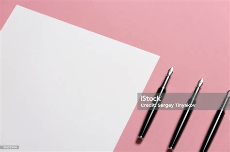 분홍색 배경 종이의 빈 시트에 3 개의 펜 거짓말 보기 가기 사무실 공간 창의력 Minimalism 개념 0명에 대한 스톡 사진 및 기타 이미지 Istock