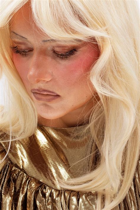 Photovogue專訪｜sofie Flinth攝影計畫《女人，妳的義務是美麗》，談衰老、美的標準與自拍的變革力量 Vogue Taiwan