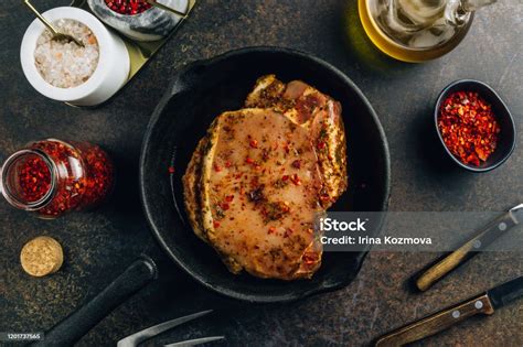 철에 절인 생 돼지 고기 스테이크 요리 할 준비가되었습니다 어두운 사진입니다 맨 위 보기 0명에 대한 스톡 사진 및 기타 이미지 Istock