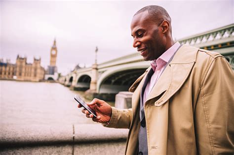 런던의 비즈니스 임원 사무실에 통근 및 전화에 뉴스를 읽고 남자 사업가에 대한 스톡 사진 및 기타 이미지 남자 사업가 아프리카 민족 30 39세 Istock