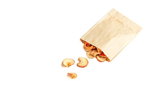 흰색 배경에 종이 에코 팩에 유기농 수제 드라이 과일 칩 사과의 건강한 비건 간식 적절한 영양 유기농 및 채식 식품의 개념 건강한 식생활에 대한 스톡 사진 및 기타 이미지