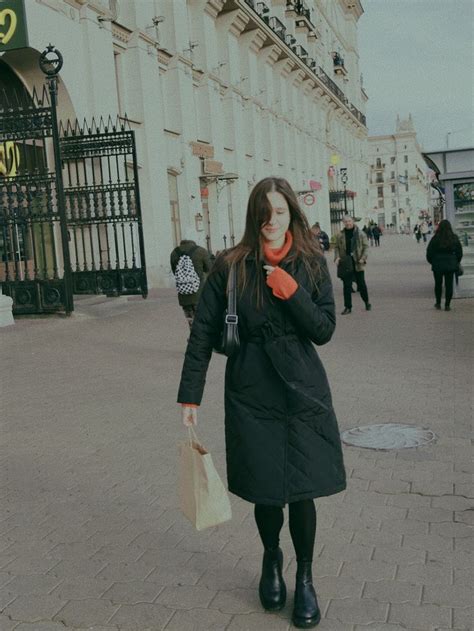 осеньдевушкаминимализмдевушка в чёрном пальто Photo And Video