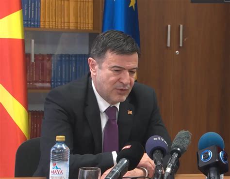 Пандов Има дел затворски полицајци во Шутка кои не треба да носат полициска униформа и го