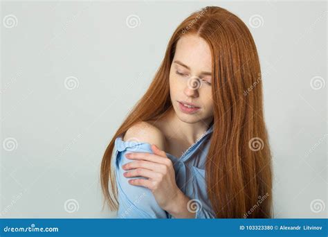 Bella Ragazza Con Capelli Rossi Fotografia Stock Immagine Di Lifestyle Signora