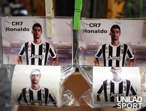 В Неаполе начали продавать туалетную бумагу с изображением Роналду