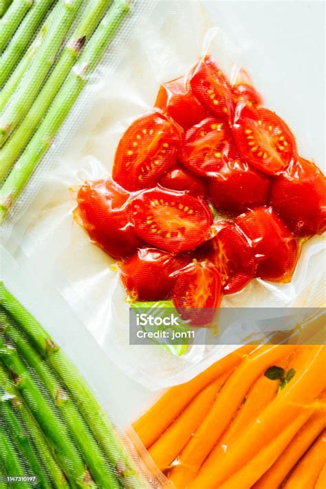 수 비드로 너로 조리 할 준비가 회색 배경 평면도에 야채 당근 아스파라거스 토마토를 진공 봉인 가방에 대한 스톡 사진 및 기타 이미지 Istock
