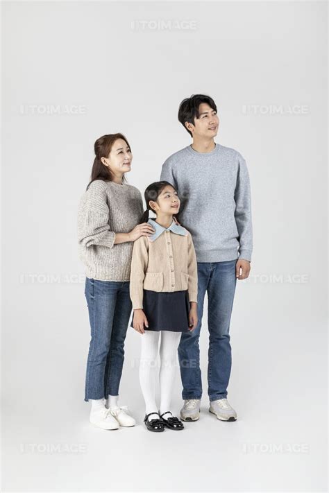 가족한곳을 바라보는 사진 이미지 사진 가족 생활 Pho816a M30003 W30032 W10016 겨울 계절
