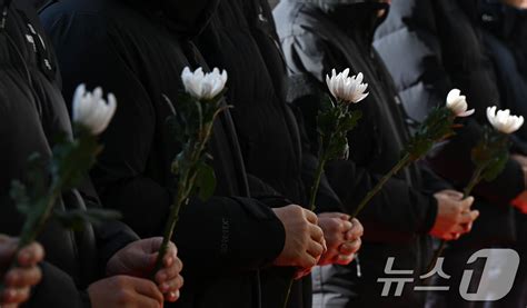 여객기 사고 희생자들을 추모하며 뉴스1