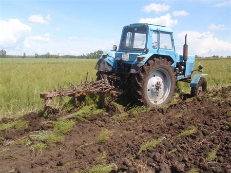 Трактор пашет землю фото и картинки 50 штук