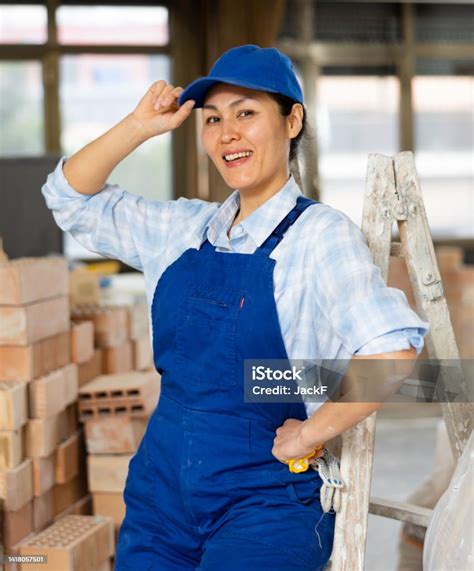 계단 사다리 옆에있는 파란색 작업복에있는 긍정적 인 건축가 여성의 초상화 35 39세에 대한 스톡 사진 및 기타 이미지 35 39세 개발 건축 Istock