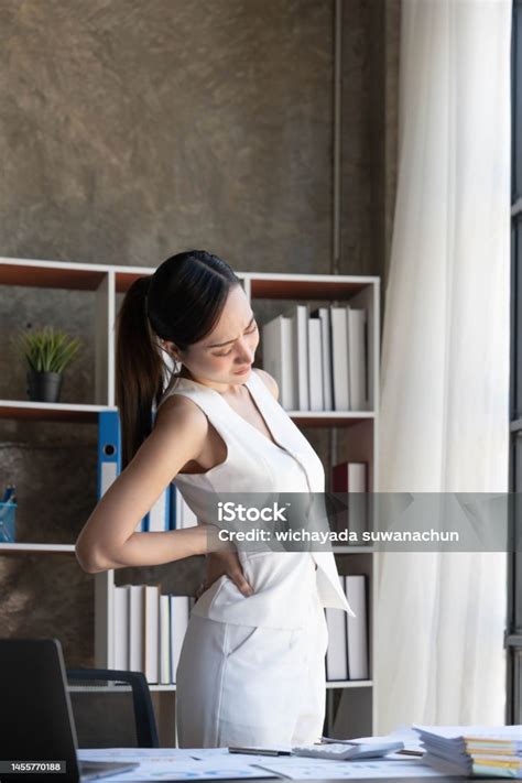 젊은 비즈니스 아시아 여성들은 노트북에서 일하는 동안 스트레스를 받고 사무실에서 두통을 앓고있는 피곤한 아시아 사업가 직장 내 홈 오피스의 직장 복사 공간에서 아프다고