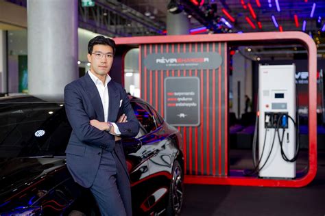 10 นายพีระภัทร ศิริจันทโรภาส ประธานเจ้าหน้าที่บริหาร บริษัท ชาร์จ แมเนจ