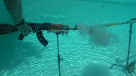 Ar和ak步枪在水里开火 谁的子弹走得远?凤凰网视频凤凰网 Ar和ak步枪在水里开火 谁的子弹走得远?凤凰网视频凤凰网