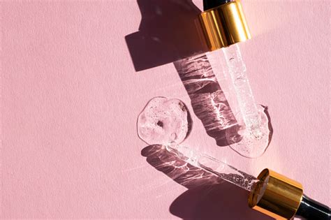 분홍색 배경에 투명한 유리 파이펫과 에센스 방울 상단 보기 텍스트에 대 한 장소 0명에 대한 스톡 사진 및 기타 이미지 0명 Lsd 건강관리와 의술 Istock