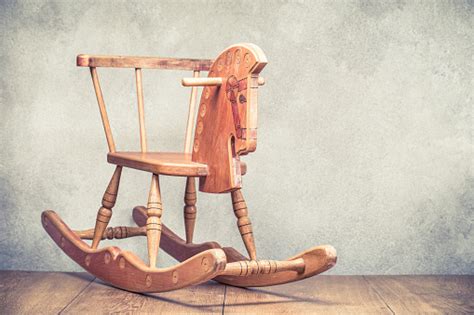 레트로 오래 된 나무 흔들 말 전면 콘크리트 벽 배경 빈티지 스타일 필터링 된 사진 가정 생활에 대한 스톡 사진 및 기타 이미지