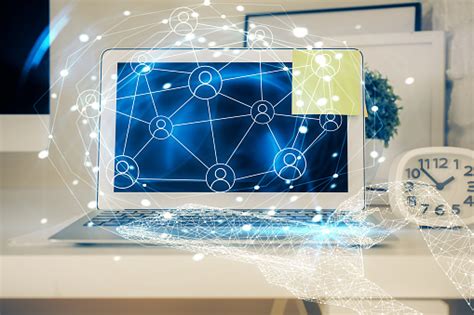 소셜 네트워크 테마 아이콘이있는 데스크톱의 컴퓨터 다중 노출 국제 연결의 개념 다중 노출에 대한 스톡 사진 및 기타 이미지 다중 노출 소셜 네트워킹 컴퓨터 Istock