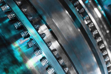 전기를 생산하기 위한 가스 터빈 엔진의 상세한 보기는 볼트 연결 설계와 외부에 놓인 파이프를 보여줍니다 0명에 대한 스톡 사진 및 기타 이미지 Istock