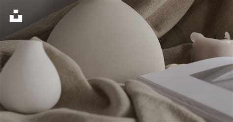 두 개의 흰색 세라믹 꽃병의 미니멀리스트 사진 사진 Unsplash의 무료 내부 이미지