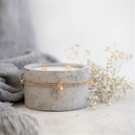 Большая соевая свеча с двумя деревянными фитилями Объем 450 мл Кашпо выполнено из бетона