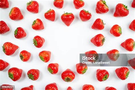 흰색 배경에 딸기 상단보기 열매 패턴 흰색 배경에 신선한 딸기로 만든 하트 프레임 창조적 인 음식 발렌타인 데이 낭만적 인 개념 복사 공간 개념에 대한 스톡 사진 및 기타