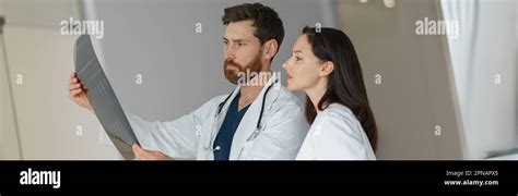 Deux médecins en uniforme regardent et discutent d une radiographie ou d une IRM de la colonne