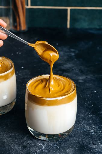 달고나 커피 음료 배경 휘핑 인스턴트 커피 설탕 우유로 만든 한국 커피 음료 0명에 대한 스톡 사진 및 기타 이미지 0명 거품 내기 달고나 커피 Istock