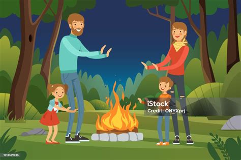 숲 속의 가족 모닥불 근처에 서 있는 숲에서 야외에 부모를 둔 아이들 가족 관광객 모험 여행 가족에 대한 스톡 벡터 아트 및 기타 이미지 Istock