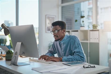 현대 사무실에서 자신의 책상에서 컴퓨터를 사용하여 젊은 사업가의 샷 20 24세에 대한 스톡 사진 및 기타 이미지 20 24세 20 29세 검색 Istock