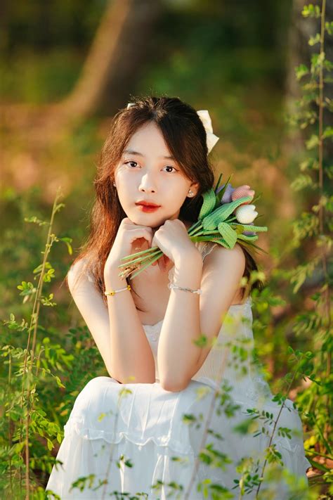 갈색 머리 감정적 인 계절 고요한 꽃 꽃다발 낭만적인 녹지 따뜻한 조명 라이프스타일 매력적인 모델 목가적