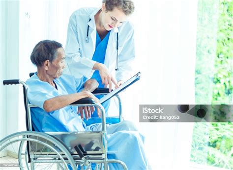 젊은 전문 여성 의사 도움 손 병원클리닉에서 의료 사무실에서 수석 남자 환자에 게 진단을 설명 노인 간호 의학 나이 건강 관리 심장학 및 사람 개념 건강관리와 의술에 대한