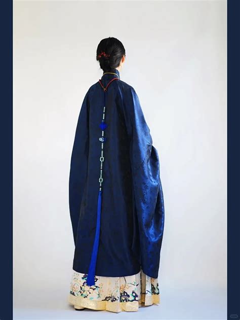 汉服穿搭｜长衫和背云真的很般配