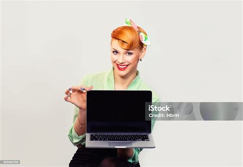 근접 촬영 빨간 머리 젊은 여자 꽤 핀 업 소녀 녹색 버튼 셔츠 기호 제스처 당신이 카메라 격리 된 흰색 배경 복고풍 빈티지 보고 엄지손가락을 주고 50 스타일 인간의 감정