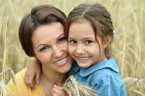 Madre E Hija En El Campo Imagen De Archivo Imagen De Padre