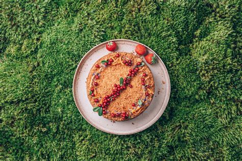 녹색 잔디 배경에 야외에서 케이크와 딸기와 피크닉 맨 위 보기입니다 공간을 복사합니다 여름 가족 점심 또는 파티 건강한 음식 액세서리와 피크닉 로맨틱 데이트 소녀 파티