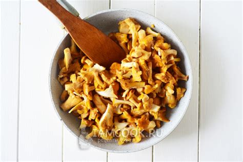 Жареные лисички с луком и сметаной — рецепт с фото пошагово