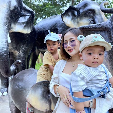 โรงเรียนสวนป่าเขาชะอางค์ จ ชลบุรี เมื่อวานนี้ ทีมงานผู้ฝึกสอน เเละน้องๆนักเตะสวนป่า รุ่นจิ๋ว