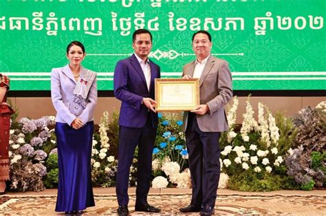 លោកអ្នកឧកញ៉ា អ្នកឧកញ៉ា ឧកញ៉ា ច្រើនរូប ចូលរួមកម្មវិធីរាត្រីសមោសរ ដើម្បីការងារសង្គមខេត្តព្រៃវែង