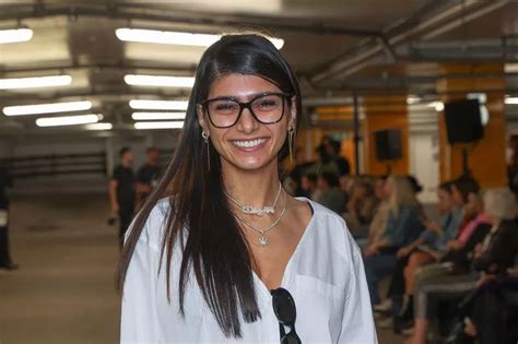 Pornstar Mia Khalifa Applauds Celtic Fans For Palestine Banner As Green