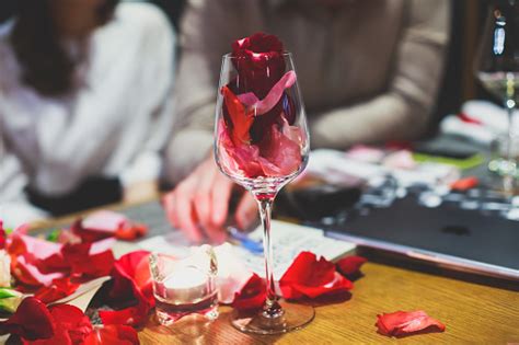 장미와 함께 아름 다운 유리 잎 장미 꽃잎 장미 꽃잎 와인 로맨틱 데이트에 촛불 촛불에 배경 로맨틱 데이트 식당에 대 한 인테리어에 축 하 커플 2명에 대한 스톡 사진 및
