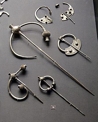 Medieval Jewelry Wikipedia