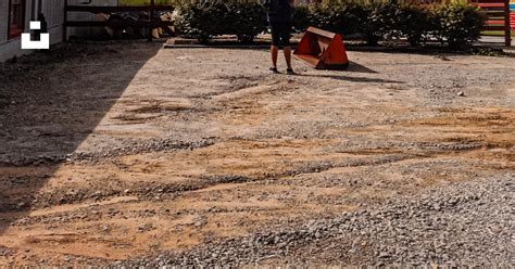 빨간 셔츠와 파란 데님 청바지를 입은 남자가 흰색과 빨간색 콘크리트 건물 근처에 서 있습니다 사진 Unsplash의 무료 에스타도스 우니도스 이미지