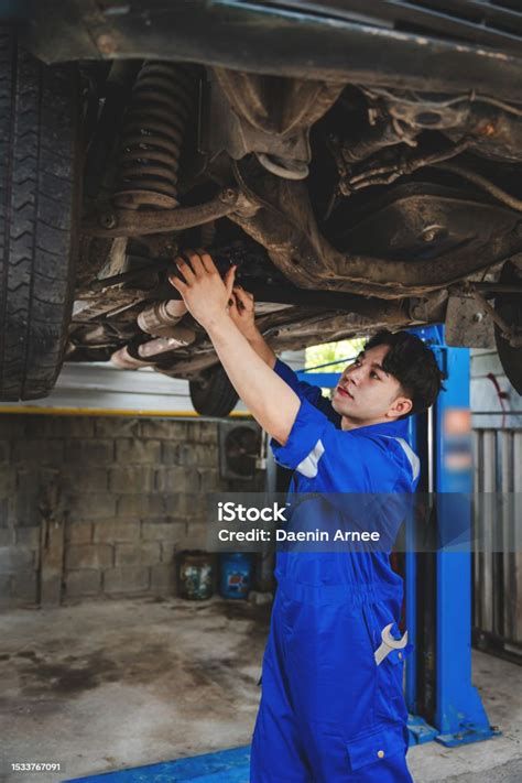 정비사는 고객을 위해 엔진을 검사하고 유지 관리합니다 수리 기계 자동차 서비스 및 유지 보수에 대한 체크리스트를 클립 보드에 작성하는 앱입니다 자동차 산업에 대한 스톡 사진