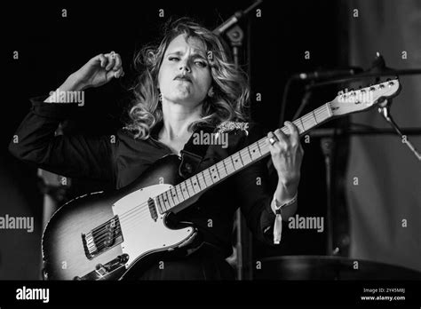 Anna Calvi Concert Green Man Festival 2014 Anna Calvi Playing A