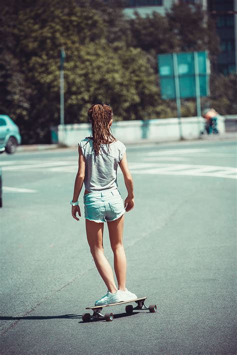 무료 이미지 소녀 여자 머리 도로 거리 스케이트 보드 모델 봄 청소년 유행 푸른 의류 헤어 스타일 롱 보드 눈 드레스 소유 스포츠 하부